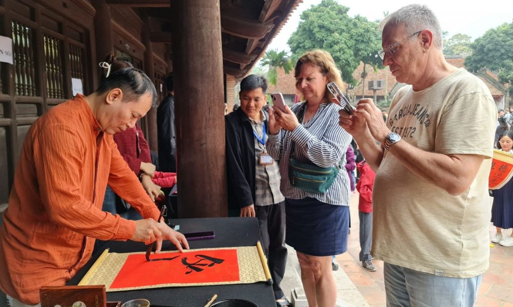 Exploring Vietnamese Calligraphy: A Unique Tet Tradition for Visitors ...
