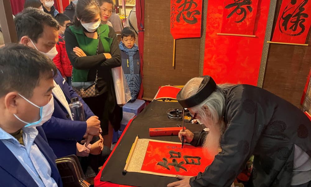 Exploring Vietnamese Calligraphy: A Unique Tet Tradition for Visitors ...